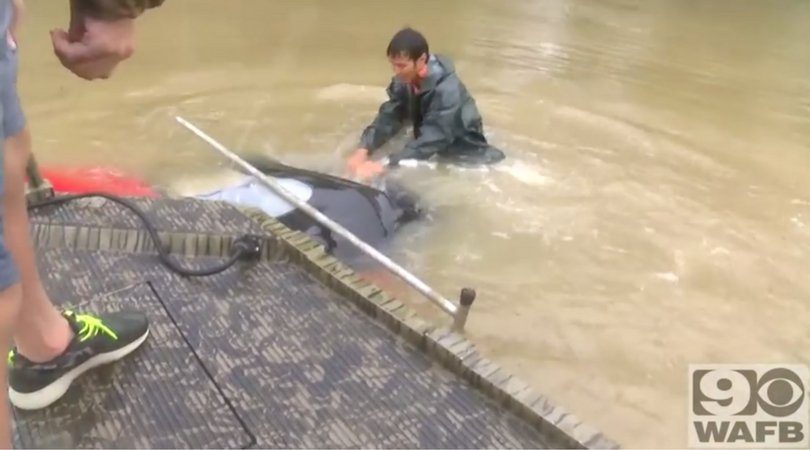 Dramatic water rescue in Baton Rouge 01 - KohSantepheap.TV