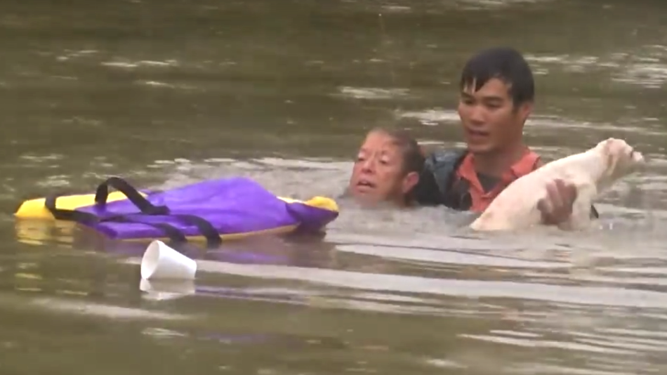 Dramatic water rescue in Baton Rouge 04 - KohSantepheap.TV