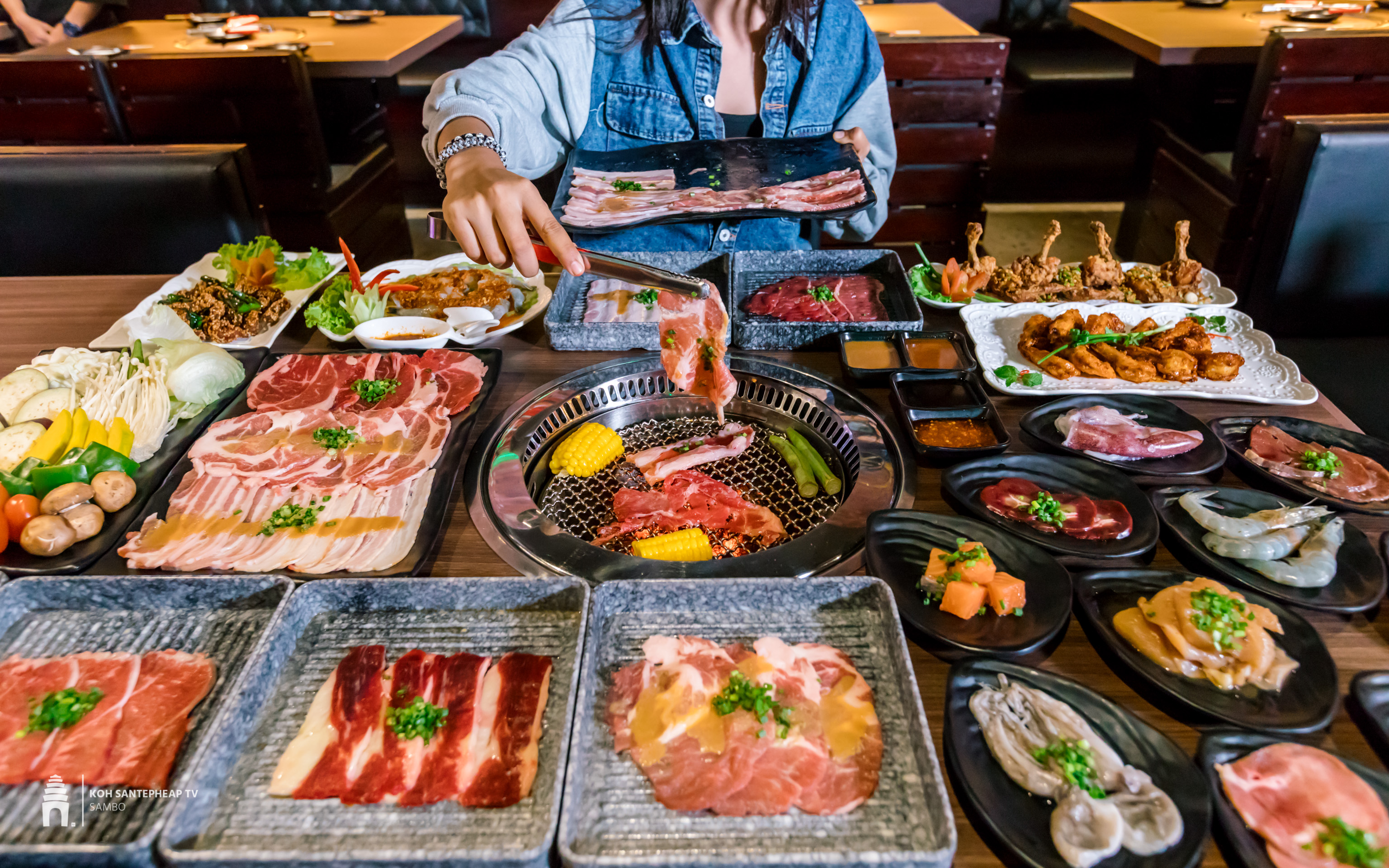 អង្គុយញ៉ាំសាច់អាំង បណ្ដែតអារម្មណ៍ ដូចក្នុងបារ ពី Rocku Yakiniku ...